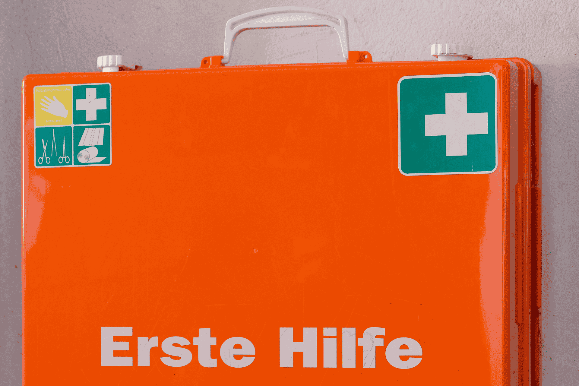 Symbol Erste Hilfe richtig anbringen – Tipps & Normen | HEIN